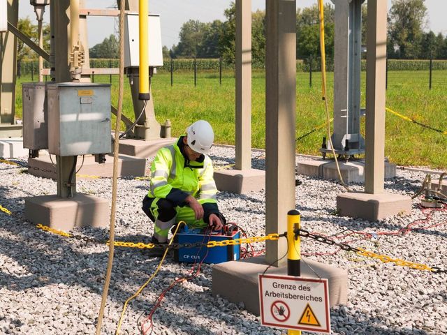 Coupling unit for injection into powerlines and HV cables | CP CU1 ...