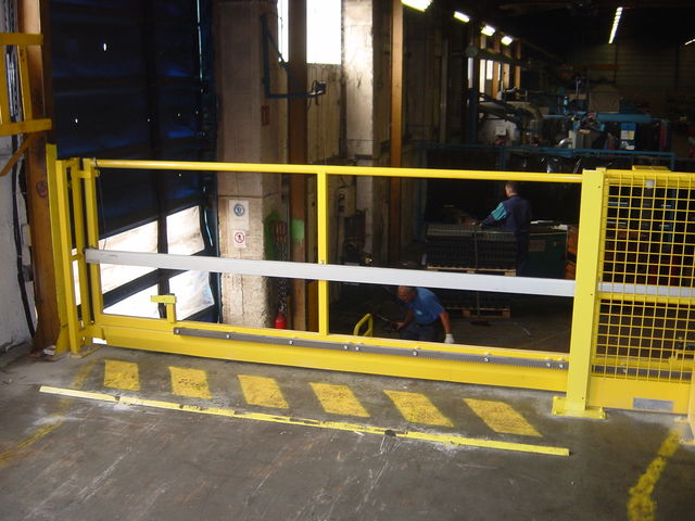 Electric sliding guardrail | Contact TRIAX
