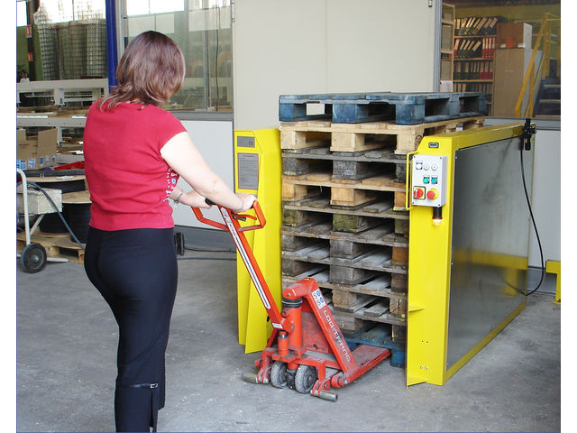 Magapal - the autonomous pallet stacker | Contact TRIAX