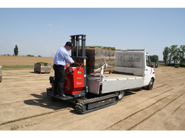 Tracked forklift TP1600 | Contact HINOWA