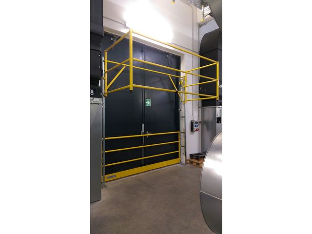 Vertically sliding safety gate type C | Contact TRIAX